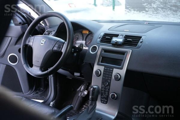 Black Volvo V50 2008 in Riga, with an engine capacity of 2.00 L and mileage of 310 thousand km for 3990 €, photo 5 on AUTOMOTO.COM.LV