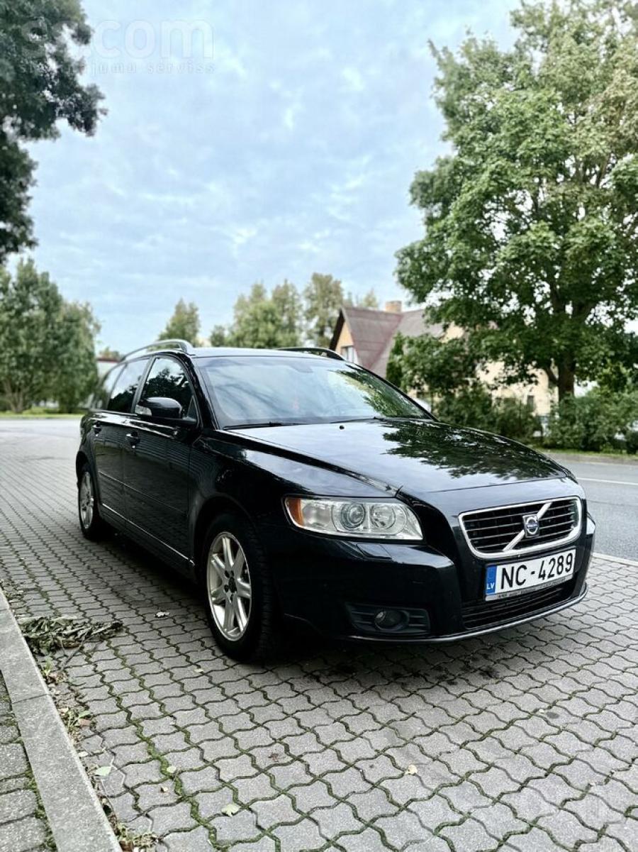 Black Volvo V50 2008 in Jelgava, with an engine capacity of 2.40 L and mileage of 355 thousand km for 2200 €, photo 1 on AUTOMOTO.COM.LV
