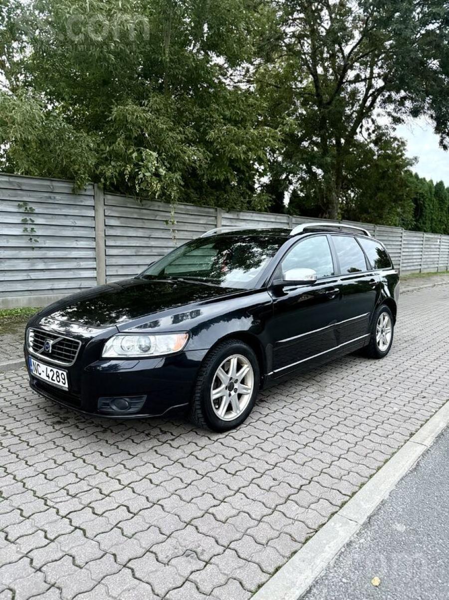 Black Volvo V50 2008 in Jelgava, with an engine capacity of 2.40 L and mileage of 355 thousand km for 2200 €, photo 3 on AUTOMOTO.COM.LV