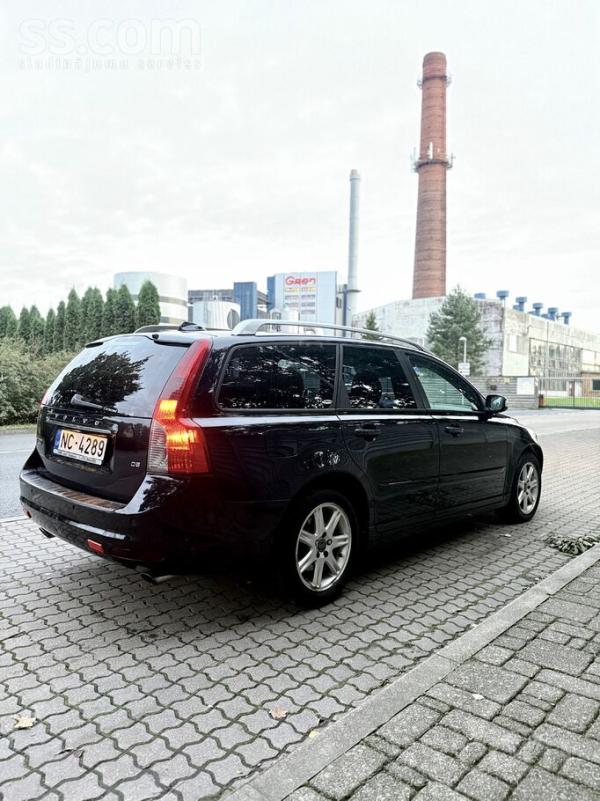 Black Volvo V50 2008 in Jelgava, with an engine capacity of 2.40 L and mileage of 355 thousand km for 2200 €, photo 3 on AUTOMOTO.COM.LV