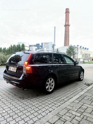 Black Volvo V50 2008 in Jelgava, with an engine capacity of 2.40 L and mileage of 355 thousand km for 2200 €, photo 4 on AUTOMOTO.COM.LV
