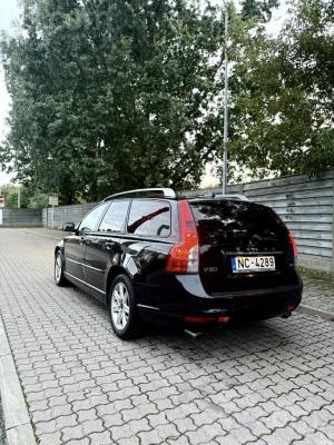 Black Volvo V50 2008 in Jelgava, with an engine capacity of 2.40 L and mileage of 355 thousand km for 2200 €, photo 5 on AUTOMOTO.COM.LV