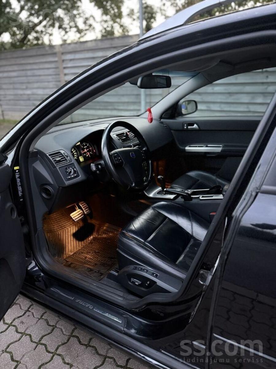 Black Volvo V50 2008 in Jelgava, with an engine capacity of 2.40 L and mileage of 355 thousand km for 2200 €, photo 6 on AUTOMOTO.COM.LV