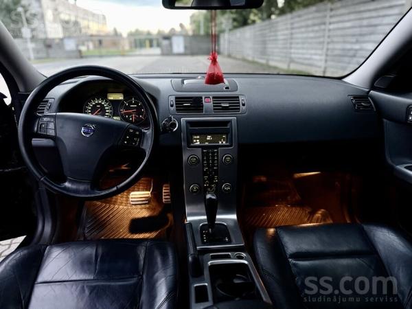 Black Volvo V50 2008 in Jelgava, with an engine capacity of 2.40 L and mileage of 355 thousand km for 2200 €, photo 6 on AUTOMOTO.COM.LV