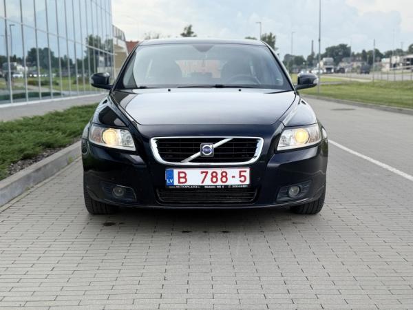 Black Volvo V50 2008 in Riga, with an engine capacity of 2.00 L and mileage of 365 thousand km for 2695 €, photo 1 on AUTOMOTO.COM.LV