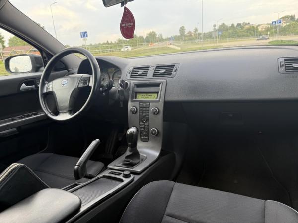 Black Volvo V50 2008 in Riga, with an engine capacity of 2.00 L and mileage of 365 thousand km for 2695 €, photo 10 on AUTOMOTO.COM.LV
