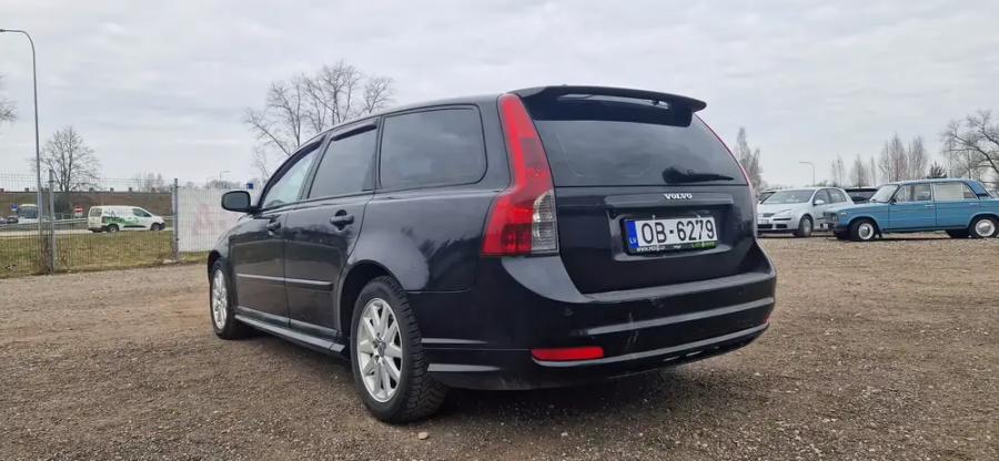 Melns Volvo V50 2008 Daugavpils, ar dzinēja tilpumu 2.00 L un nobraukumu 280 tūkst. km par 3500 €, foto 4 vietnē AUTOMOTO.COM.LV