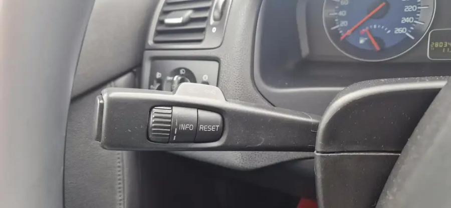Melns Volvo V50 2008 Daugavpils, ar dzinēja tilpumu 2.00 L un nobraukumu 280 tūkst. km par 3500 €, foto 14 vietnē AUTOMOTO.COM.LV