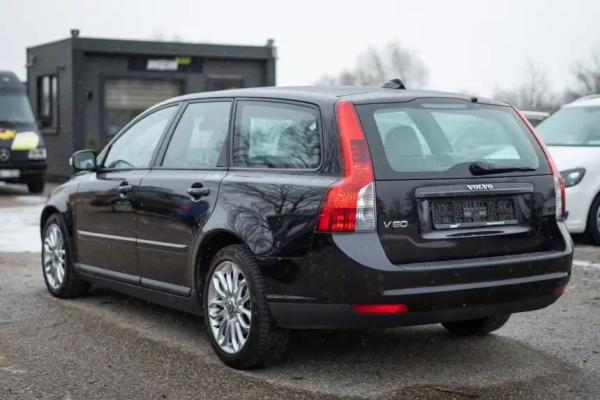 Black Volvo V50 2008 in Liepaja, with an engine capacity of 2.00 L and mileage of 331 thousand km for 4950 €, photo 2 on AUTOMOTO.COM.LV