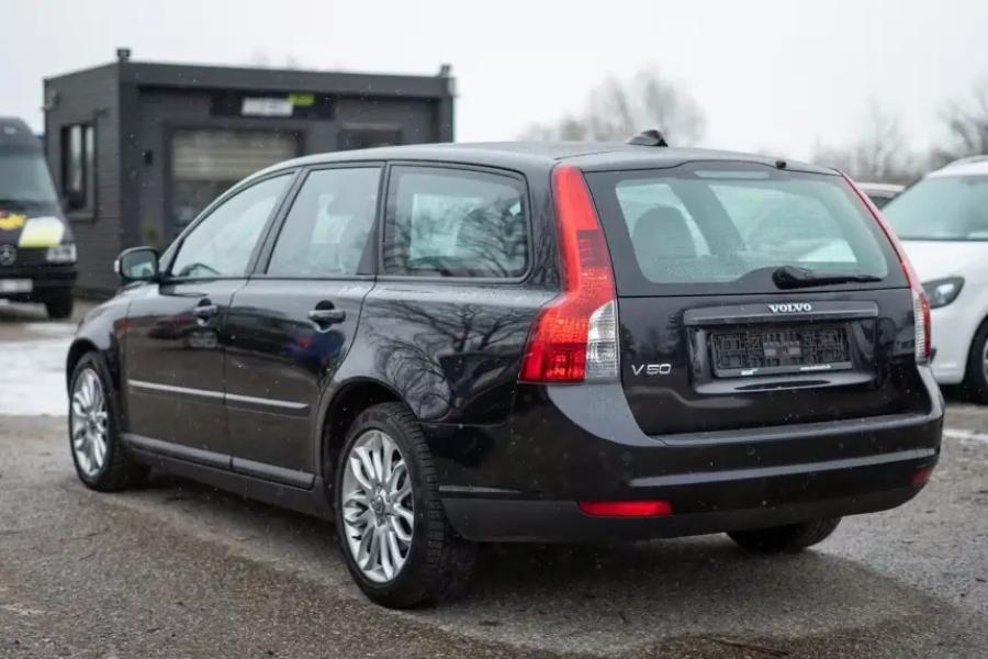 Melns Volvo V50 2008 Liepāja, ar dzinēja tilpumu 2.00 L un nobraukumu 331 tūkst. km par 4950 €, foto 3 vietnē AUTOMOTO.COM.LV