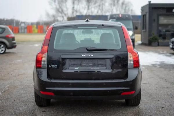 Black Volvo V50 2008 in Liepaja, with an engine capacity of 2.00 L and mileage of 331 thousand km for 4950 €, photo 3 on AUTOMOTO.COM.LV