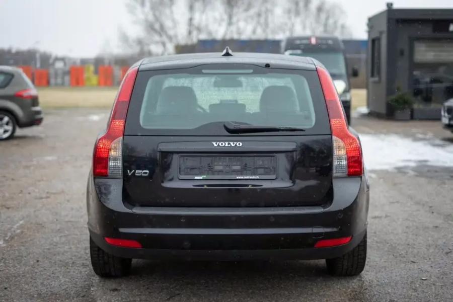 Melns Volvo V50 2008 Liepāja, ar dzinēja tilpumu 2.00 L un nobraukumu 331 tūkst. km par 4950 €, foto 4 vietnē AUTOMOTO.COM.LV