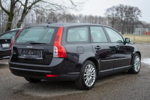 Black Volvo V50 2008 in Liepaja, with an engine capacity of 2.00 L and mileage of 331 thousand km for 4950 €, photo 4 on AUTOMOTO.COM.LV