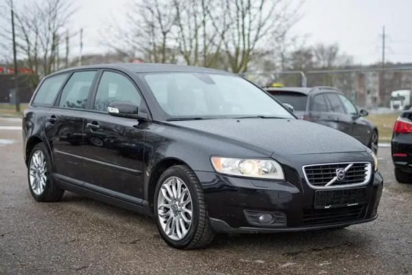 Black Volvo V50 2008 in Liepaja, with an engine capacity of 2.00 L and mileage of 331 thousand km for 4950 €, photo 5 on AUTOMOTO.COM.LV