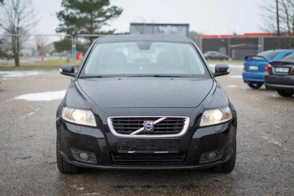Black Volvo V50 2008 in Liepaja, with an engine capacity of 2.00 L and mileage of 331 thousand km for 4950 €, photo 6 on AUTOMOTO.COM.LV