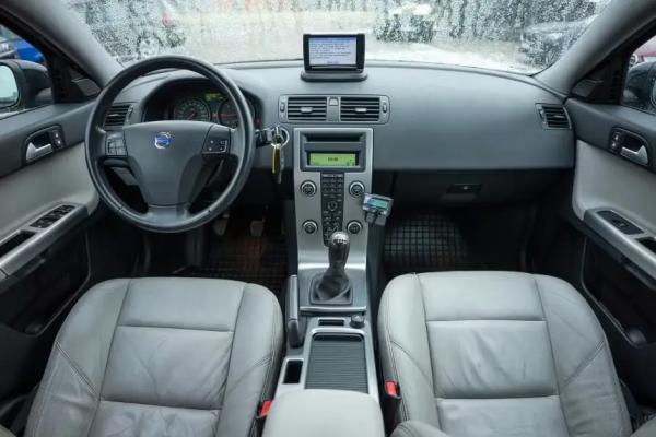Black Volvo V50 2008 in Liepaja, with an engine capacity of 2.00 L and mileage of 331 thousand km for 4950 €, photo 7 on AUTOMOTO.COM.LV