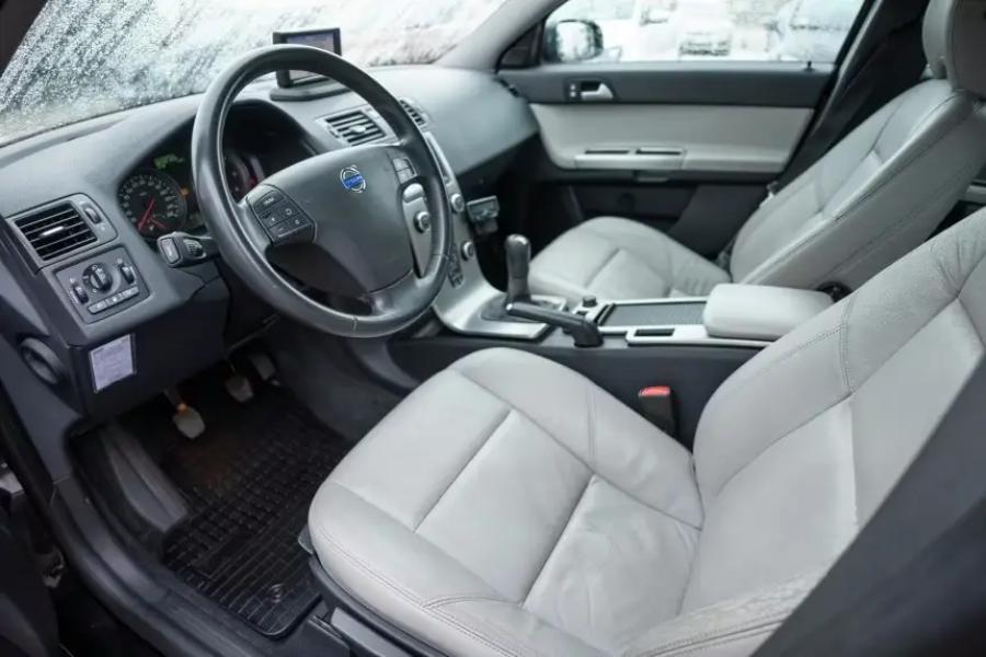 Melns Volvo V50 2008 Liepāja, ar dzinēja tilpumu 2.00 L un nobraukumu 331 tūkst. km par 4950 €, foto 9 vietnē AUTOMOTO.COM.LV