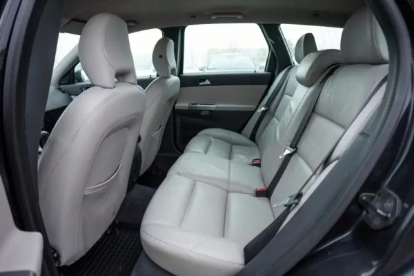 Black Volvo V50 2008 in Liepaja, with an engine capacity of 2.00 L and mileage of 331 thousand km for 4950 €, photo 9 on AUTOMOTO.COM.LV