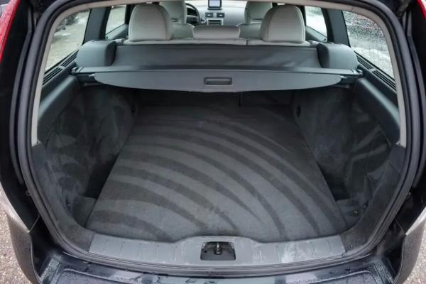 Black Volvo V50 2008 in Liepaja, with an engine capacity of 2.00 L and mileage of 331 thousand km for 4950 €, photo 10 on AUTOMOTO.COM.LV
