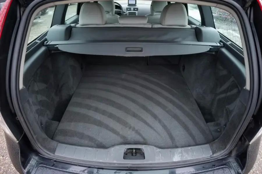 Melns Volvo V50 2008 Liepāja, ar dzinēja tilpumu 2.00 L un nobraukumu 331 tūkst. km par 4950 €, foto 11 vietnē AUTOMOTO.COM.LV