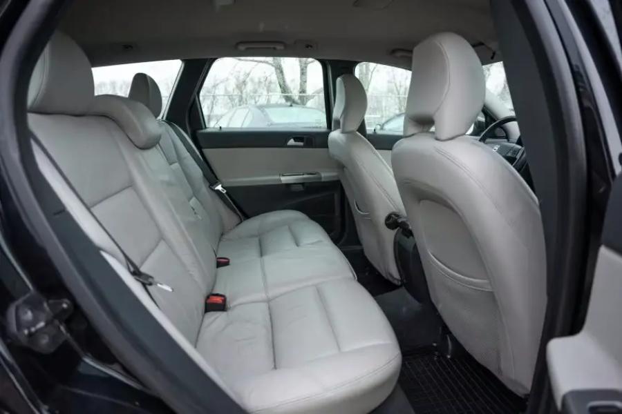 Melns Volvo V50 2008 Liepāja, ar dzinēja tilpumu 2.00 L un nobraukumu 331 tūkst. km par 4950 €, foto 12 vietnē AUTOMOTO.COM.LV
