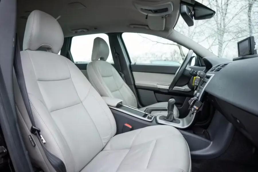 Melns Volvo V50 2008 Liepāja, ar dzinēja tilpumu 2.00 L un nobraukumu 331 tūkst. km par 4950 €, foto 13 vietnē AUTOMOTO.COM.LV
