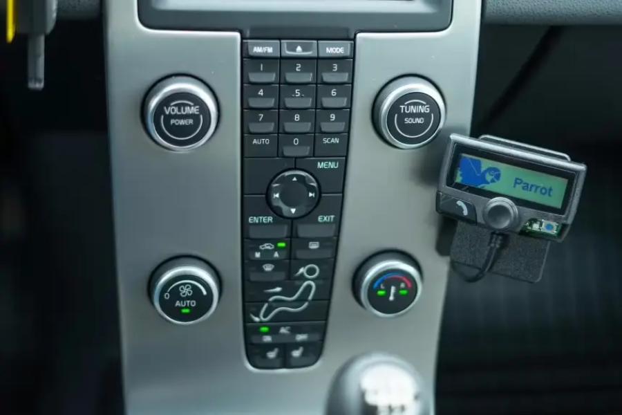 Melns Volvo V50 2008 Liepāja, ar dzinēja tilpumu 2.00 L un nobraukumu 331 tūkst. km par 4950 €, foto 15 vietnē AUTOMOTO.COM.LV