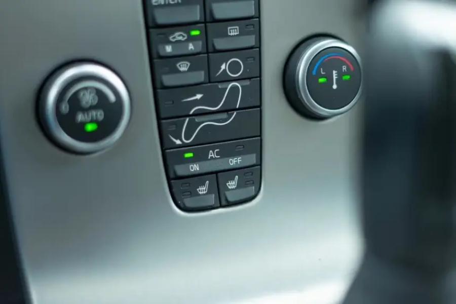 Melns Volvo V50 2008 Liepāja, ar dzinēja tilpumu 2.00 L un nobraukumu 331 tūkst. km par 4950 €, foto 16 vietnē AUTOMOTO.COM.LV