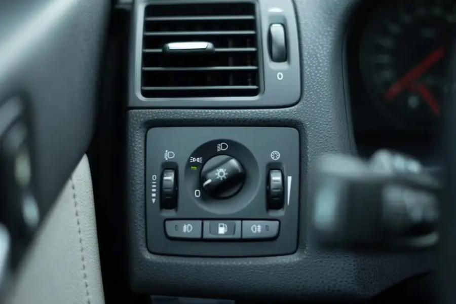 Melns Volvo V50 2008 Liepāja, ar dzinēja tilpumu 2.00 L un nobraukumu 331 tūkst. km par 4950 €, foto 19 vietnē AUTOMOTO.COM.LV