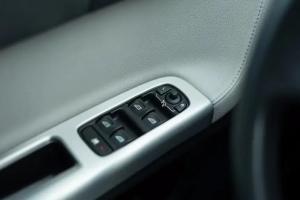 Melns Volvo V50 2008 Liepāja, ar dzinēja tilpumu 2.00 L un nobraukumu 331 tūkst. km par 4950 €, foto 20 vietnē AUTOMOTO.COM.LV