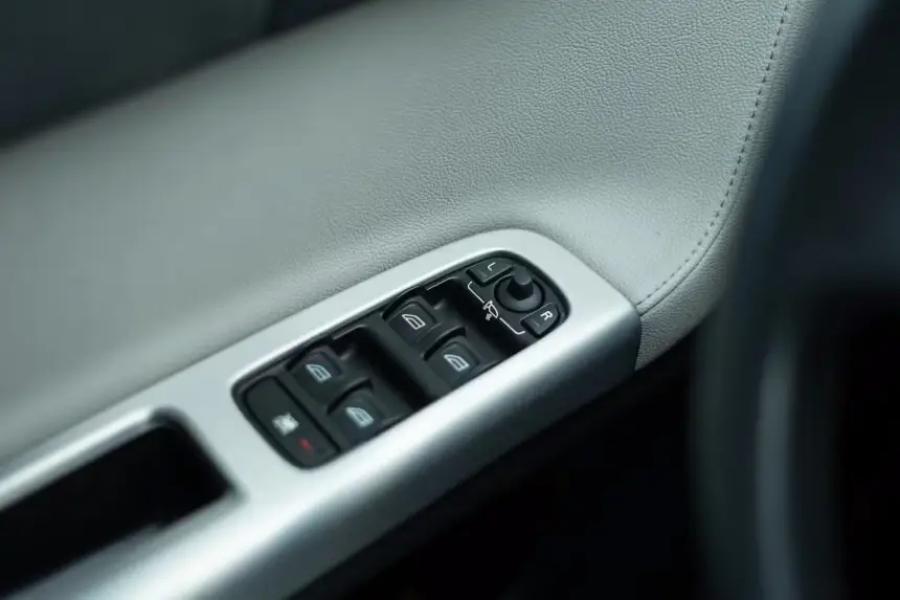 Melns Volvo V50 2008 Liepāja, ar dzinēja tilpumu 2.00 L un nobraukumu 331 tūkst. km par 4950 €, foto 20 vietnē AUTOMOTO.COM.LV