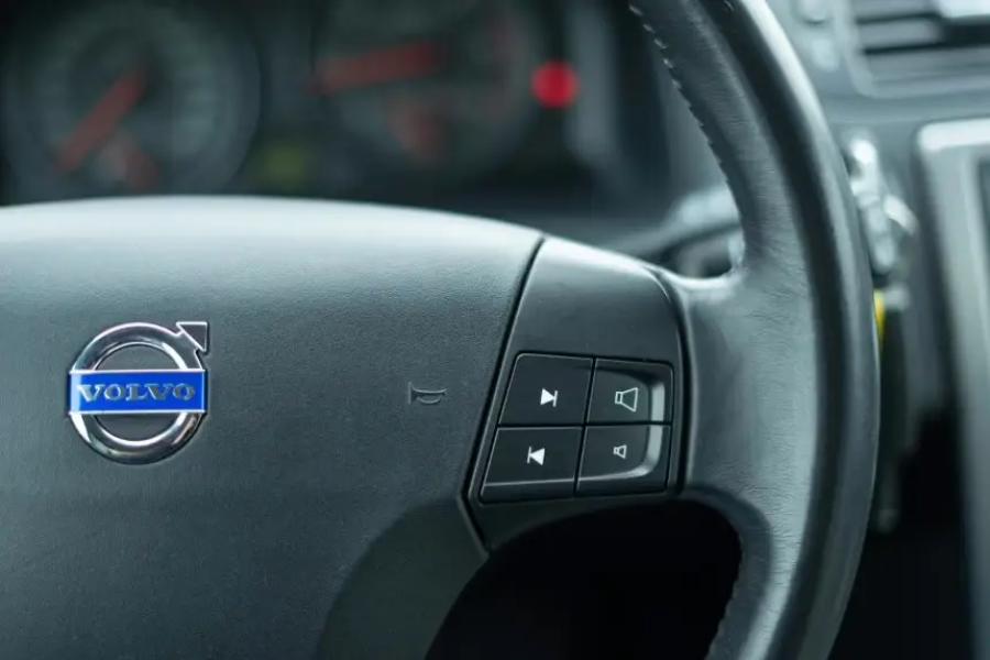 Melns Volvo V50 2008 Liepāja, ar dzinēja tilpumu 2.00 L un nobraukumu 331 tūkst. km par 4950 €, foto 22 vietnē AUTOMOTO.COM.LV
