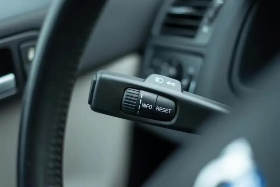 Melns Volvo V50 2008 Liepāja, ar dzinēja tilpumu 2.00 L un nobraukumu 331 tūkst. km par 4950 €, foto 23 vietnē AUTOMOTO.COM.LV
