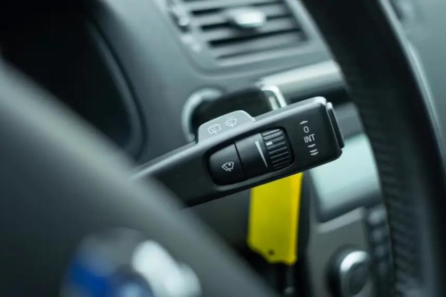 Melns Volvo V50 2008 Liepāja, ar dzinēja tilpumu 2.00 L un nobraukumu 331 tūkst. km par 4950 €, foto 24 vietnē AUTOMOTO.COM.LV