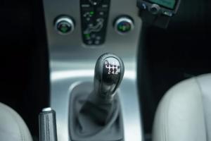 Melns Volvo V50 2008 Liepāja, ar dzinēja tilpumu 2.00 L un nobraukumu 331 tūkst. km par 4950 €, foto 25 vietnē AUTOMOTO.COM.LV