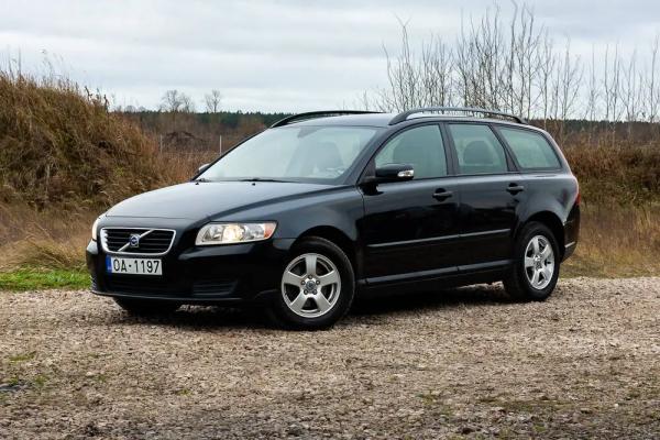 Black Volvo V50 2008 in Riga, with an engine capacity of 1.60 L and mileage of 192 thousand km for 3995 €, photo 3 on AUTOMOTO.COM.LV