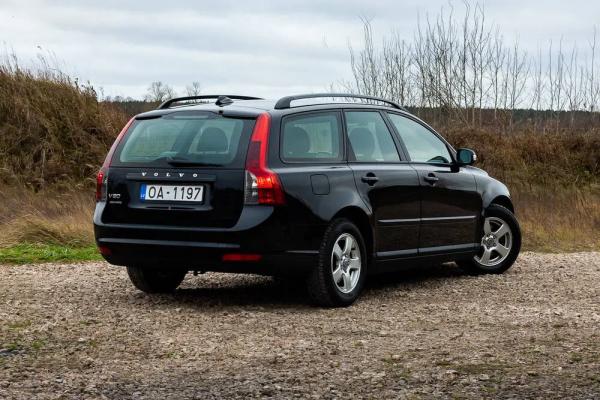 Black Volvo V50 2008 in Riga, with an engine capacity of 1.60 L and mileage of 192 thousand km for 3995 €, photo 4 on AUTOMOTO.COM.LV