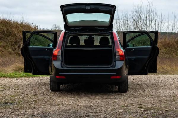 Black Volvo V50 2008 in Riga, with an engine capacity of 1.60 L and mileage of 192 thousand km for 3995 €, photo 5 on AUTOMOTO.COM.LV