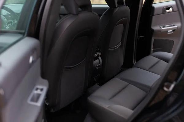 Black Volvo V50 2008 in Riga, with an engine capacity of 1.60 L and mileage of 192 thousand km for 3995 €, photo 9 on AUTOMOTO.COM.LV