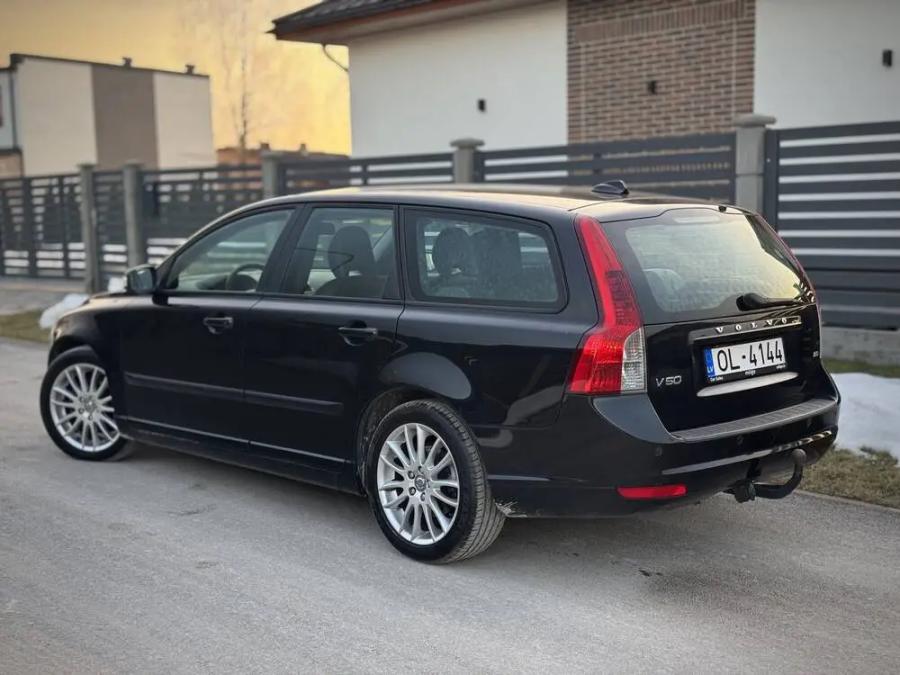Melns Volvo V50 2008 Jelgava, ar dzinēja tilpumu 2.00 L un nobraukumu 250 tūkst. km par 3900 €, foto 3 vietnē AUTOMOTO.COM.LV