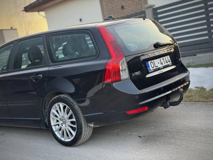 Melns Volvo V50 2008 Jelgava, ar dzinēja tilpumu 2.00 L un nobraukumu 250 tūkst. km par 3900 €, foto 4 vietnē AUTOMOTO.COM.LV
