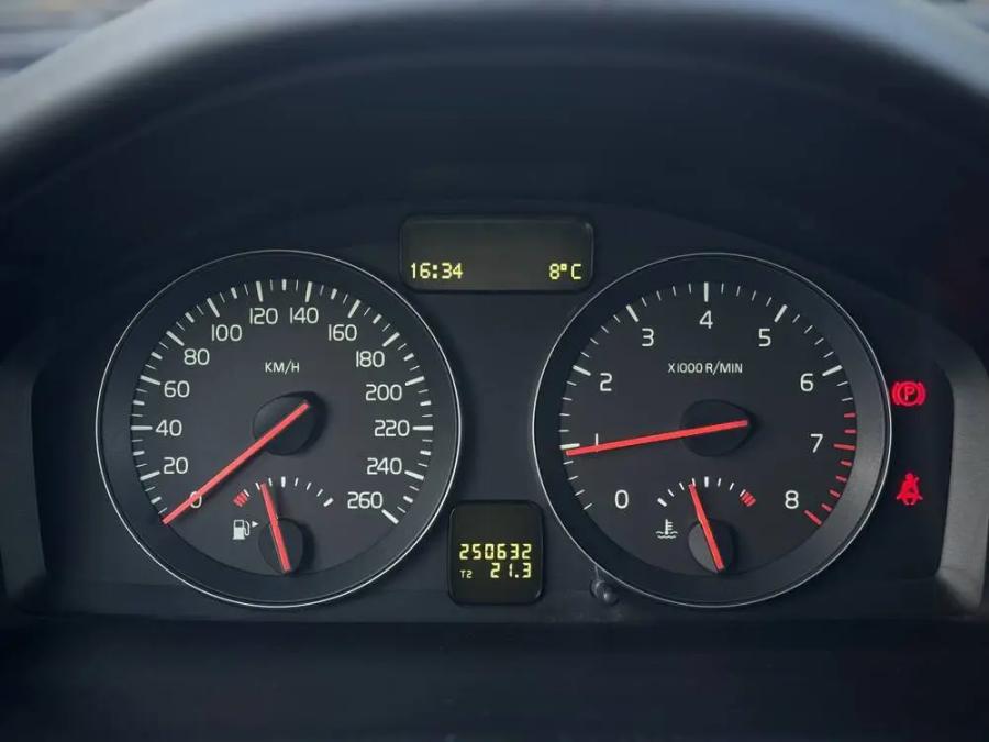 Melns Volvo V50 2008 Jelgava, ar dzinēja tilpumu 2.00 L un nobraukumu 250 tūkst. km par 3900 €, foto 15 vietnē AUTOMOTO.COM.LV