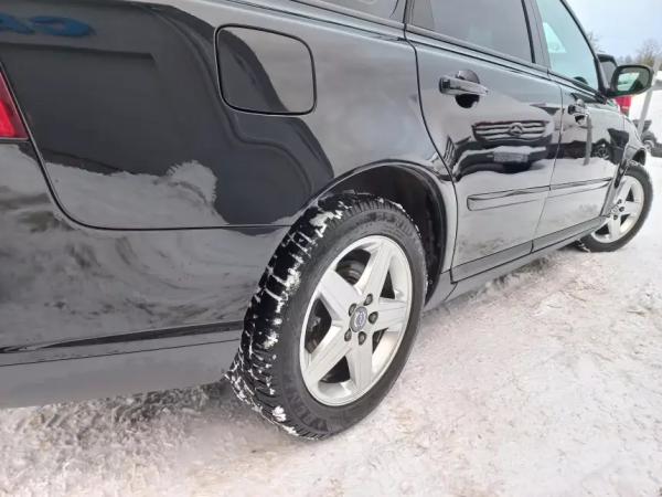 Black Volvo V50 2008 in Riga, with an engine capacity of 1.60 L and mileage of 140 thousand km for 2350 €, photo 3 on AUTOMOTO.COM.LV