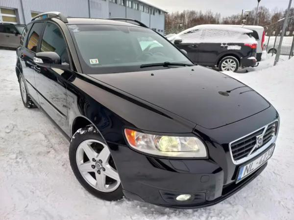 Black Volvo V50 2008 in Riga, with an engine capacity of 1.60 L and mileage of 140 thousand km for 2350 €, photo 4 on AUTOMOTO.COM.LV