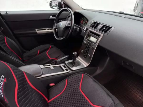 Black Volvo V50 2008 in Riga, with an engine capacity of 1.60 L and mileage of 140 thousand km for 2350 €, photo 8 on AUTOMOTO.COM.LV