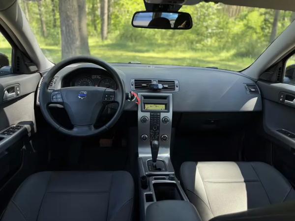 Black Volvo V50 2008 in Riga, with an engine capacity of 2.00 L and mileage of 26 thousand km for 1500 €, photo 7 on AUTOMOTO.COM.LV