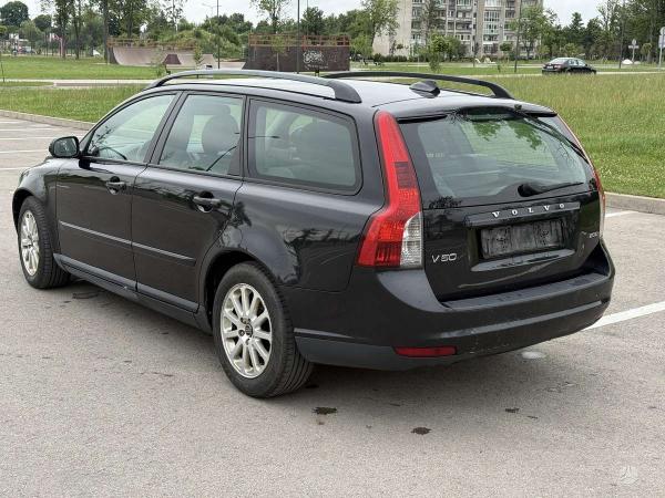 Черный Вольво В50 2008 в Укмерге, объемом двигателя 2.00 л и пробегом 324 тыс. км за 2100 €, фото 3 на AUTOMOTO.COM.LV