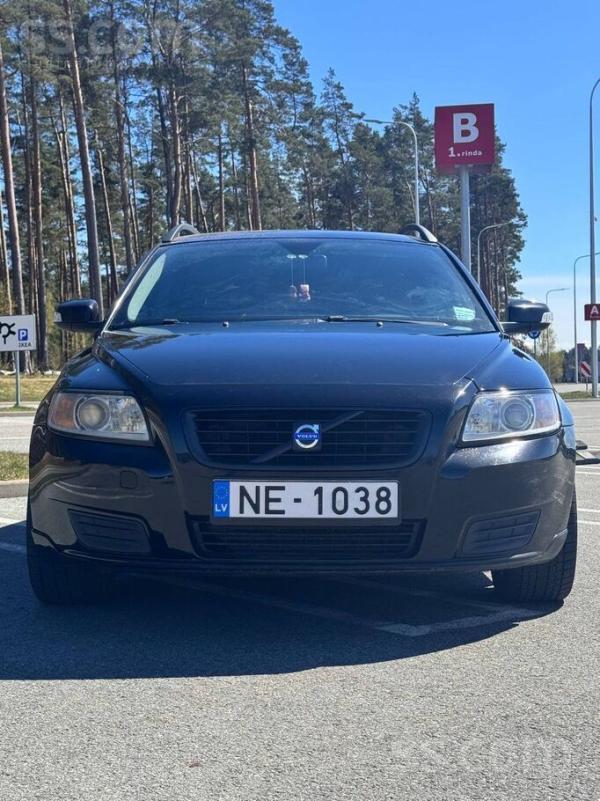 Черный Вольво В50 2008 в Рига, объемом двигателя 2.40 л и пробегом 280 тыс. км за 3200 €, фото 1 на AUTOMOTO.COM.LV