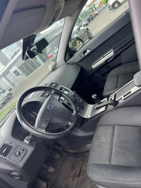 Black Volvo V50 2008 in Narva, with an engine capacity of 1.60 L and mileage of 316 thousand km for 699 €, photo 9 on AUTOMOTO.COM.LV