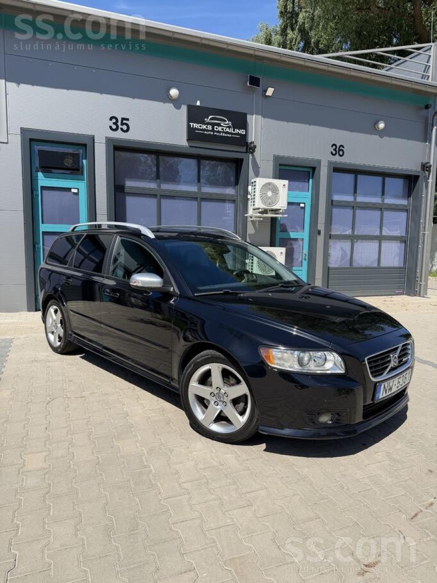 Black Volvo V50 2008 in Riga, with an engine capacity of 2.00 L and mileage of 348 thousand km for 4200 €, photo 1 on AUTOMOTO.COM.LV